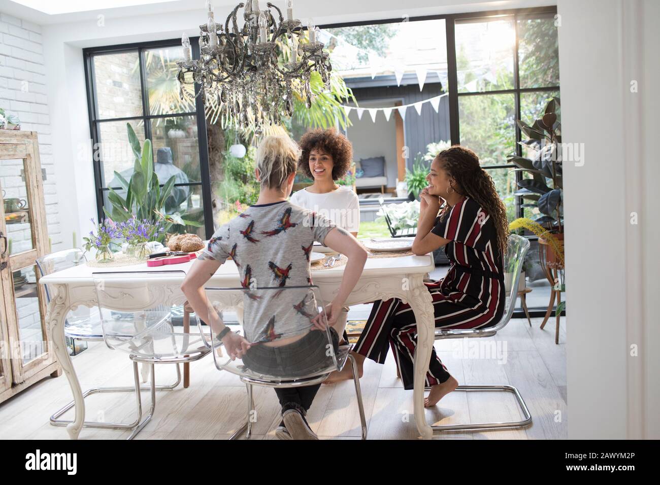 Women friends dining hi-res stock photography and images - Alamy