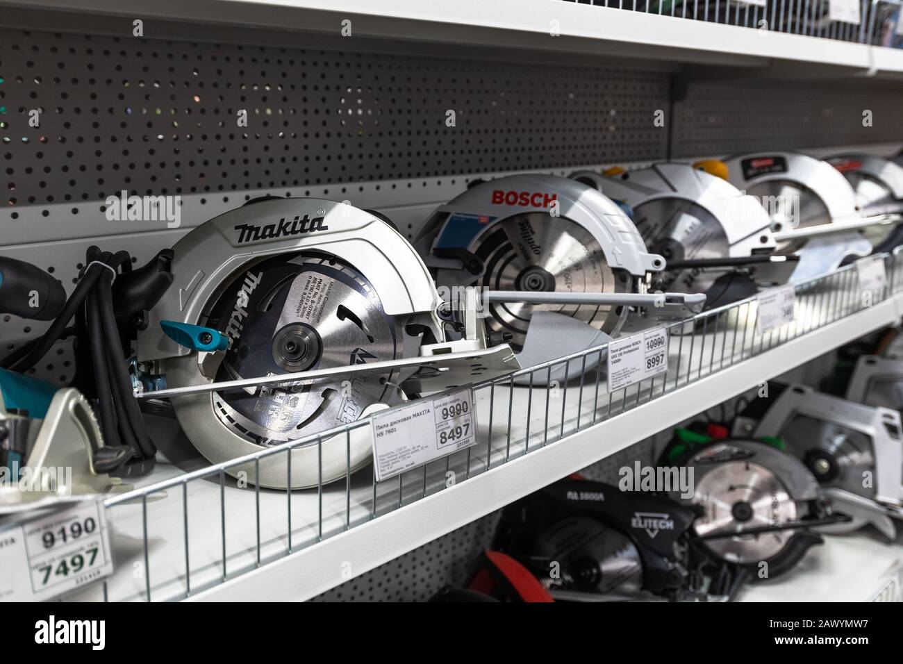 Chain saws hi-res stock photography and images - Alamy