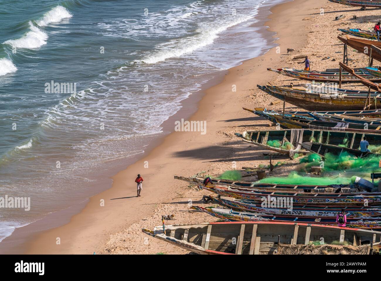 Fischerboote am Strand vom Fischmarkt in Bakau, Gambia, Westafrika ...