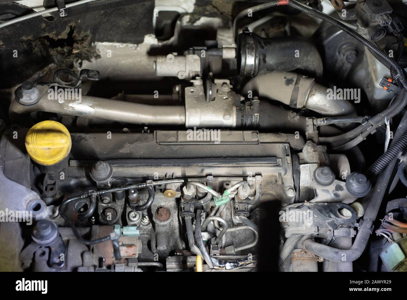 Cylinder head in car engine hi-res stock photography and images - Alamy