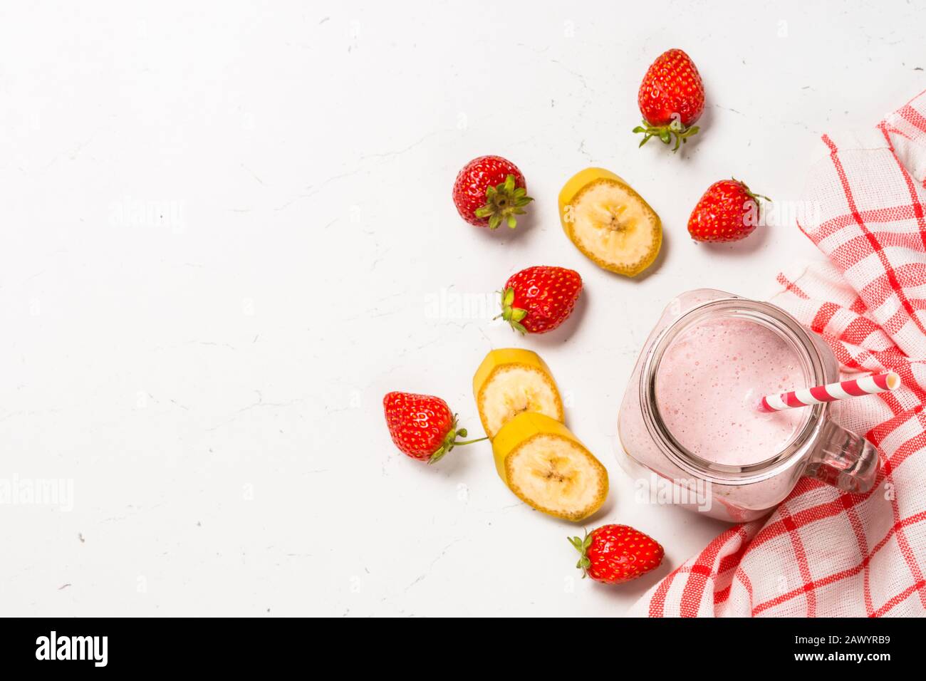 Strawberry milkshake or smoothie in mason jar Stock Photo - Alamy