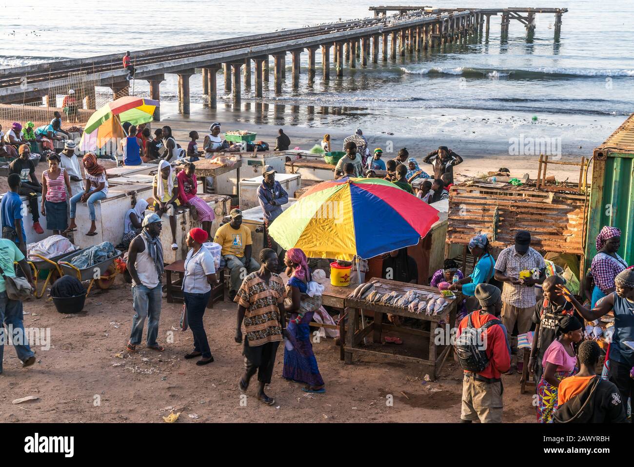 Fischmarkt in Bakau, Gambia, Westafrika | fish market Bakau, Gambia ...
