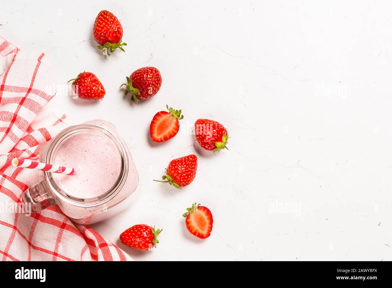 Strawberry milkshake or smoothie in mason jar Stock Photo - Alamy