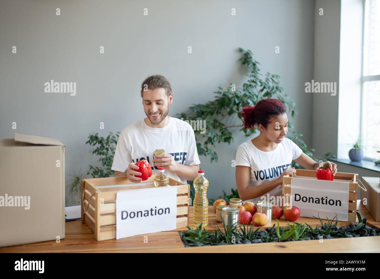 Volunteers table hi-res stock photography and images - Alamy