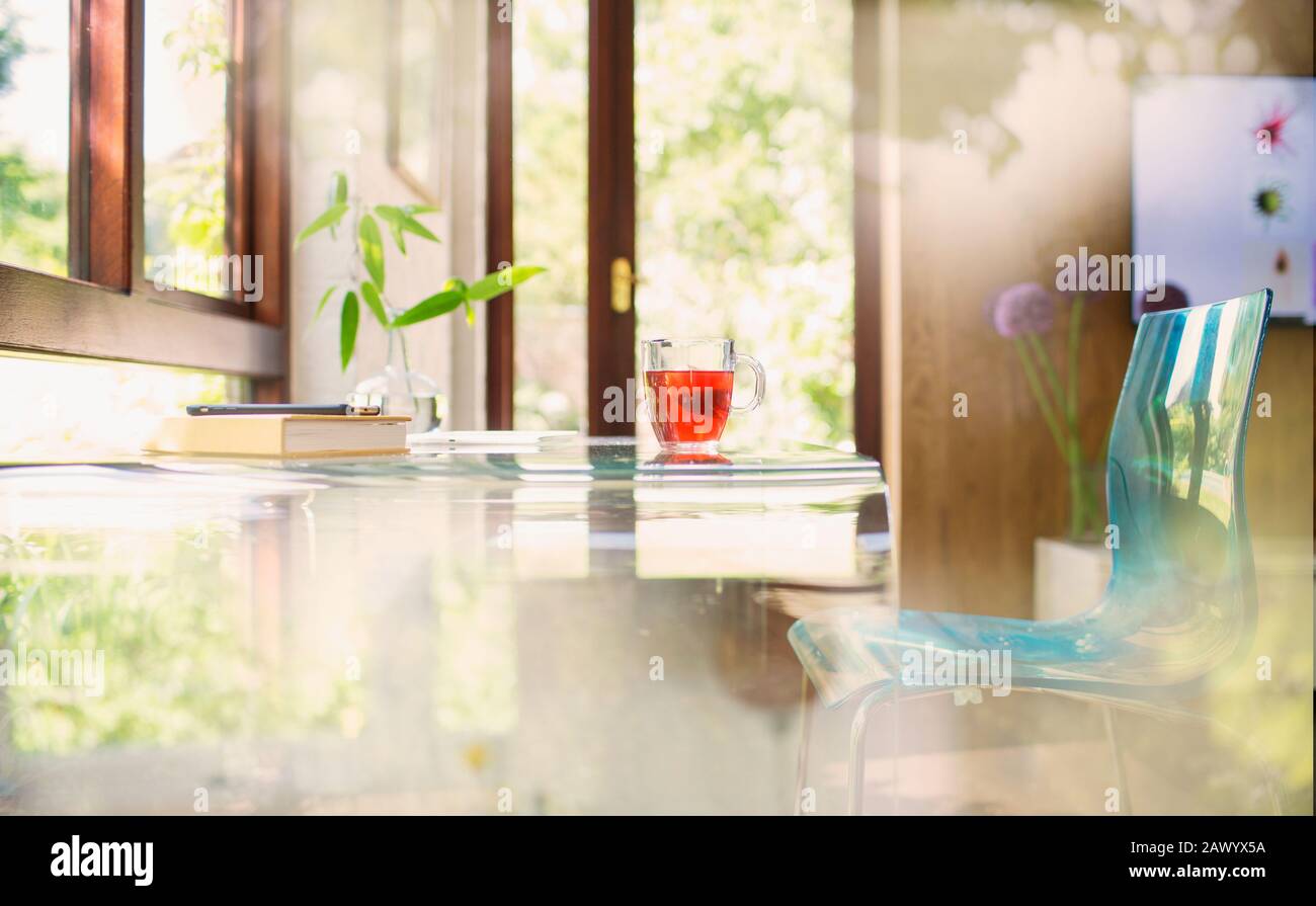 Office desk plant hi-res stock photography and images - Alamy