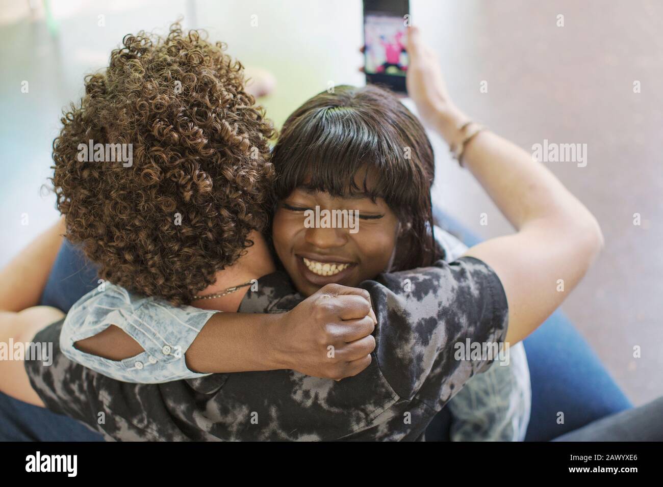 Happy young couple mobile hi-res stock photography and images - Alamy
