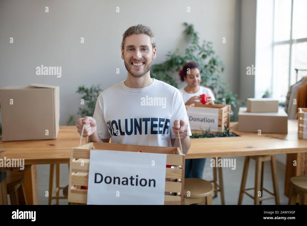 Room packed with people hi-res stock photography and images - Alamy