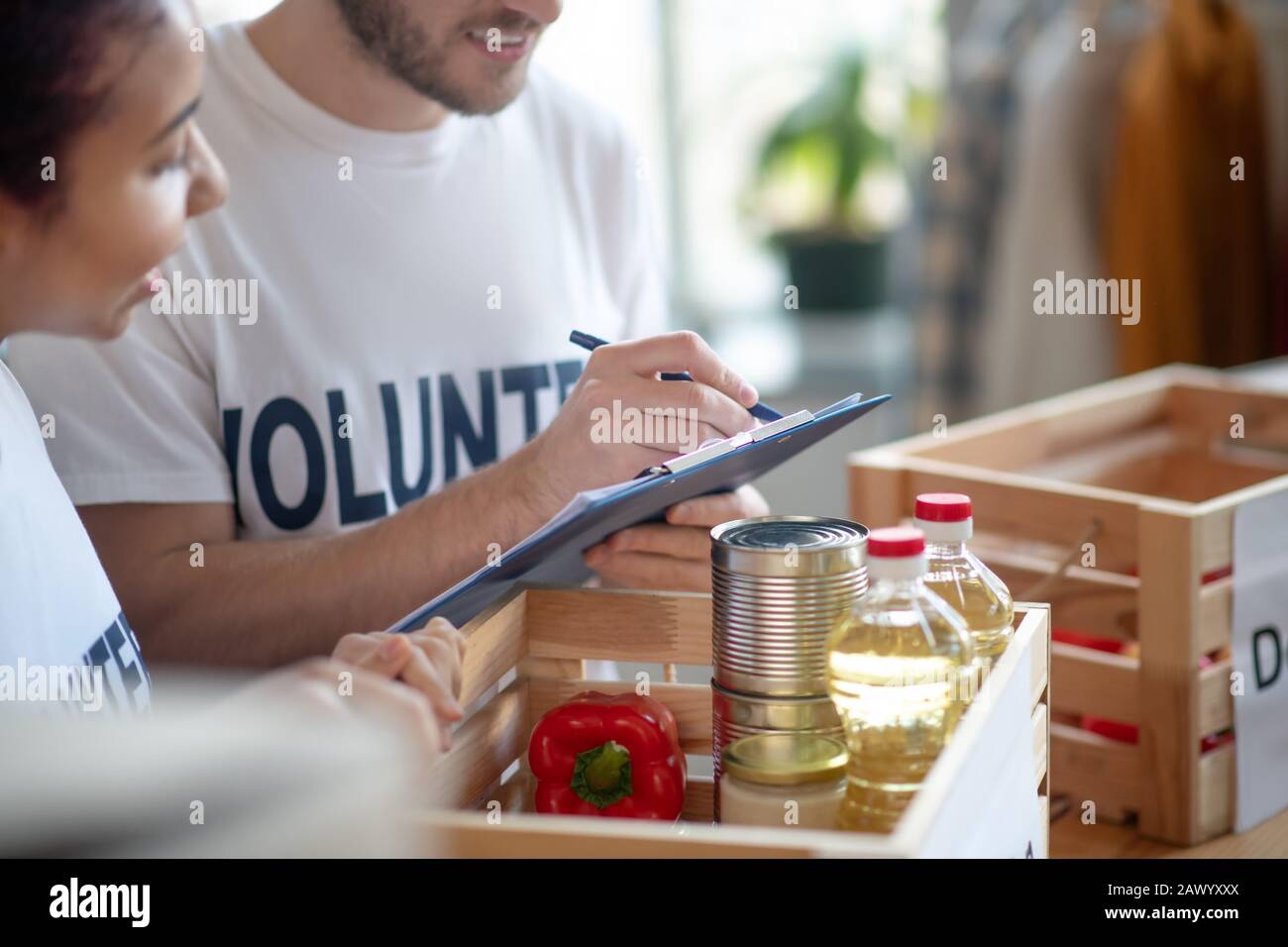 Packing a box hi-res stock photography and images - Alamy
