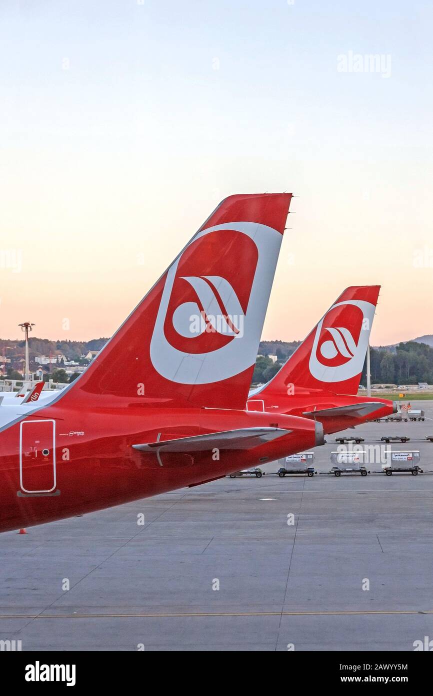 Airplane tail fin hi-res stock photography and images - Alamy