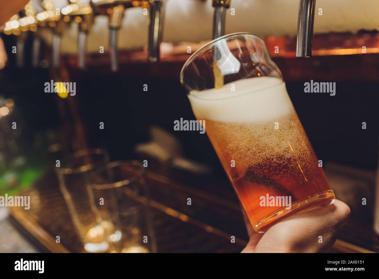 Barman pulling a pint of beer hi-res stock photography and images - Alamy