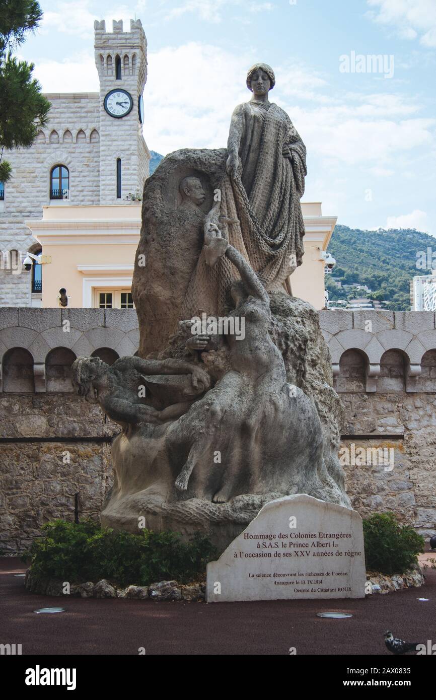 Vertical shot of a statue in front of the Prince's Palace of Monaco ...