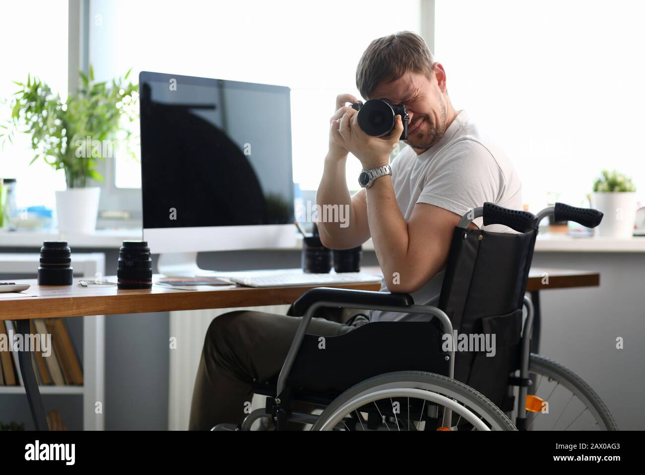 Disabled photographer hi-res stock photography and images - Alamy