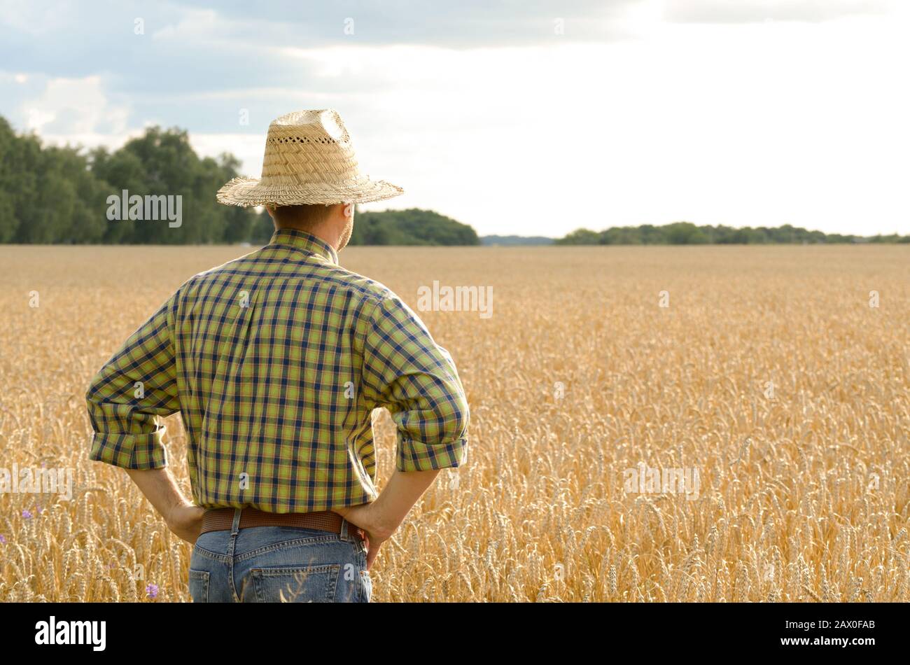 Farmer straw hat hi-res stock photography and images - Alamy