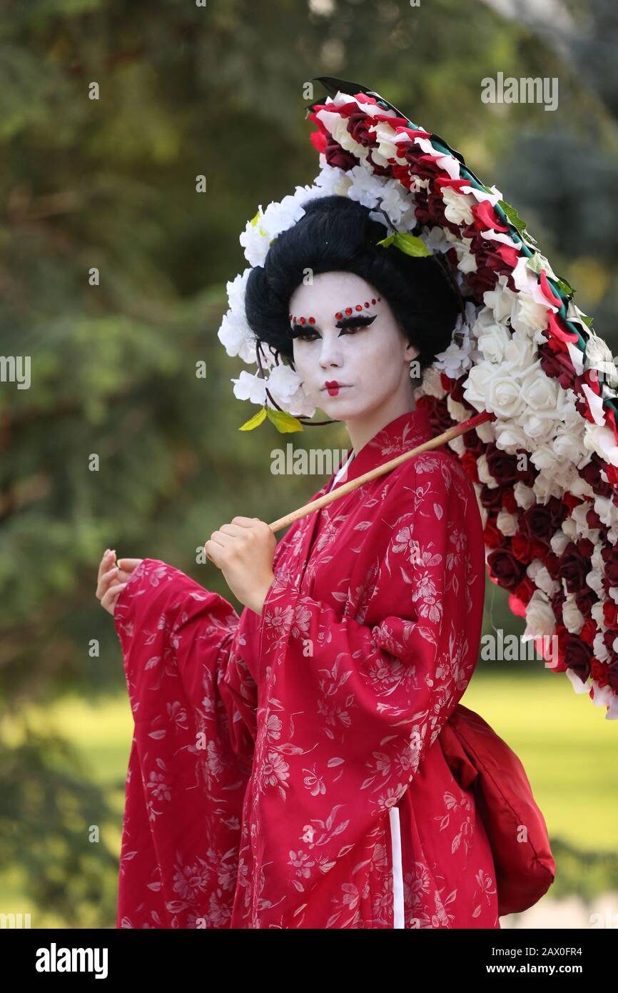 Geisha show hi-res stock photography and images - Alamy