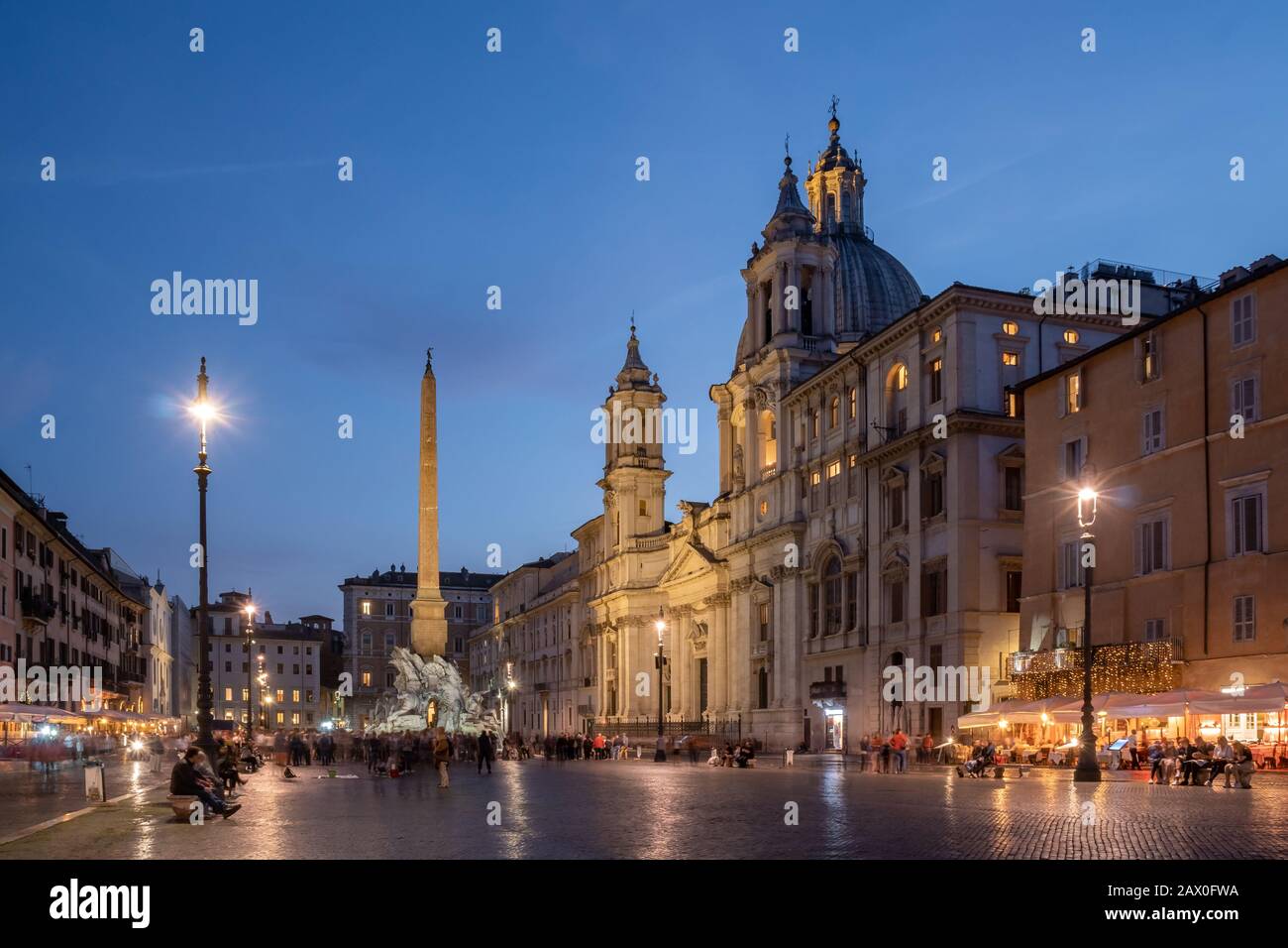 View of Piazza Navona in Rome at night Stock Photo - Alamy