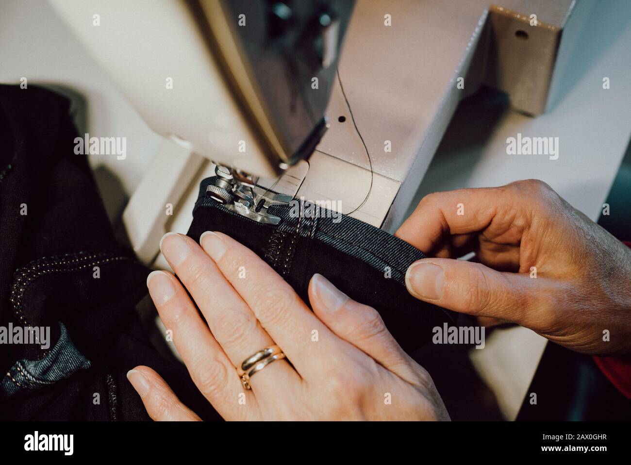 Woman sews on sewing machine hi-res stock photography and images - Alamy