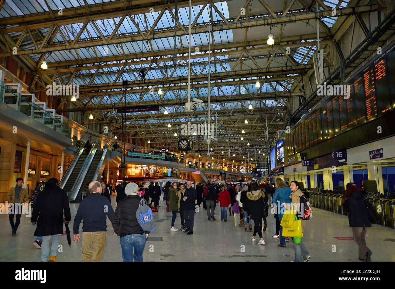 Inside waterloo station hi-res stock photography and images - Alamy