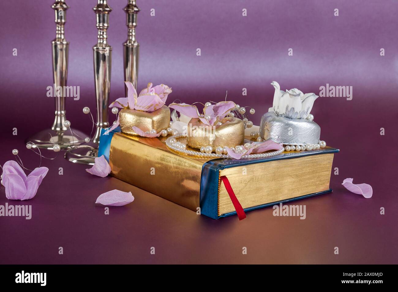 Wedding gold and silver sweets, arrangement Stock Photo - Alamy