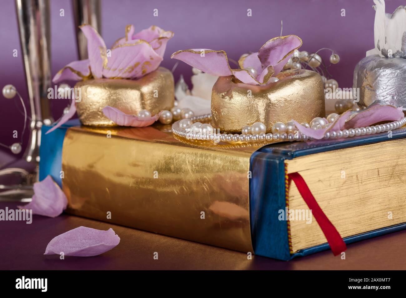 Wedding gold and silver sweets, arrangement Stock Photo - Alamy