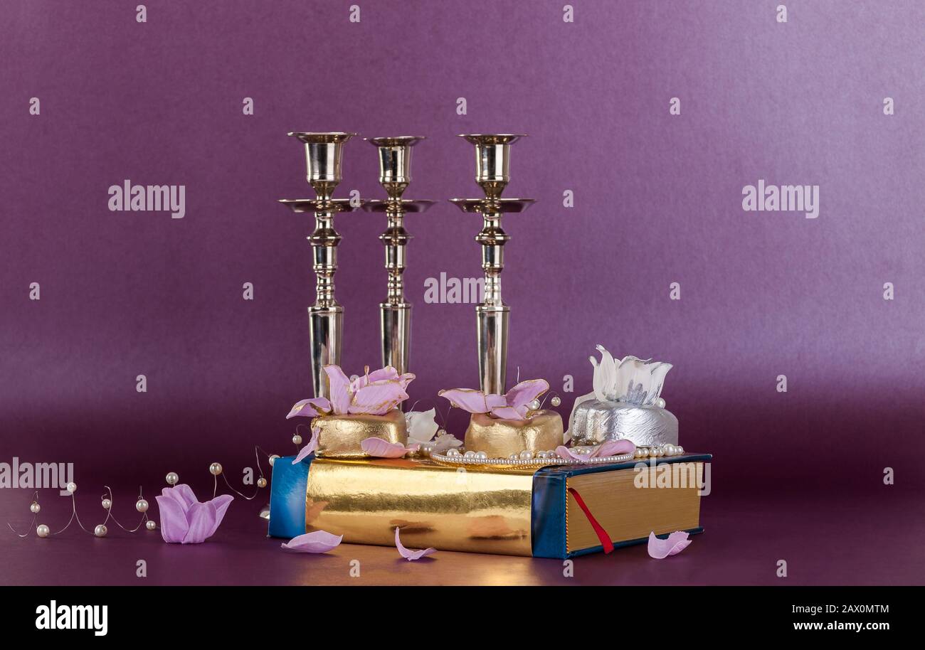 Wedding gold and silver sweets, arrangement Stock Photo - Alamy