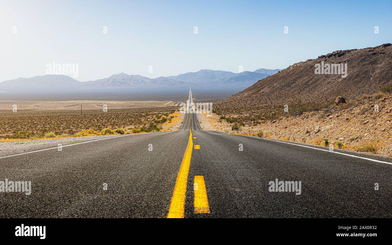 Long straight desert road america hi-res stock photography and images ...