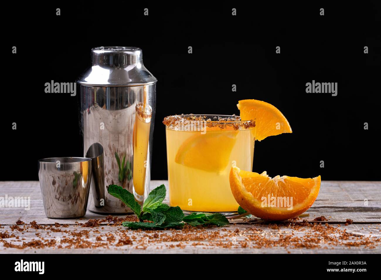 Silver cocktail shaker hi-res stock photography and images - Alamy