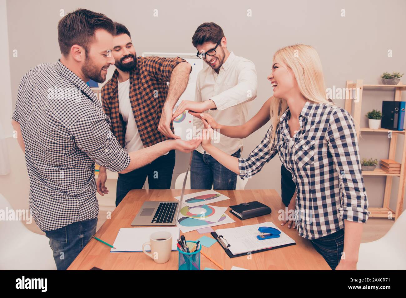 Hands making a circle hi-res stock photography and images - Alamy