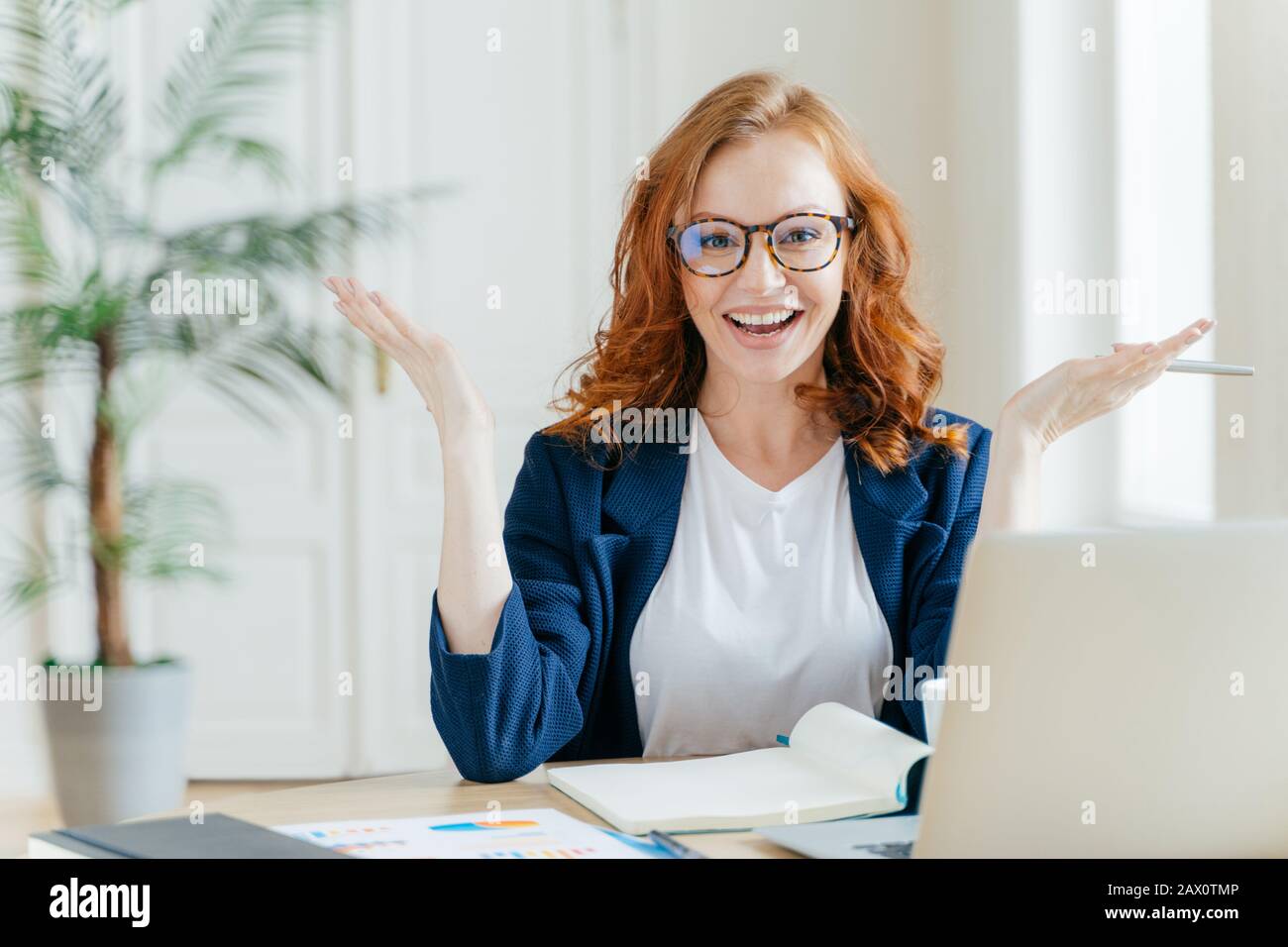 Show your papers hi-res stock photography and images - Alamy