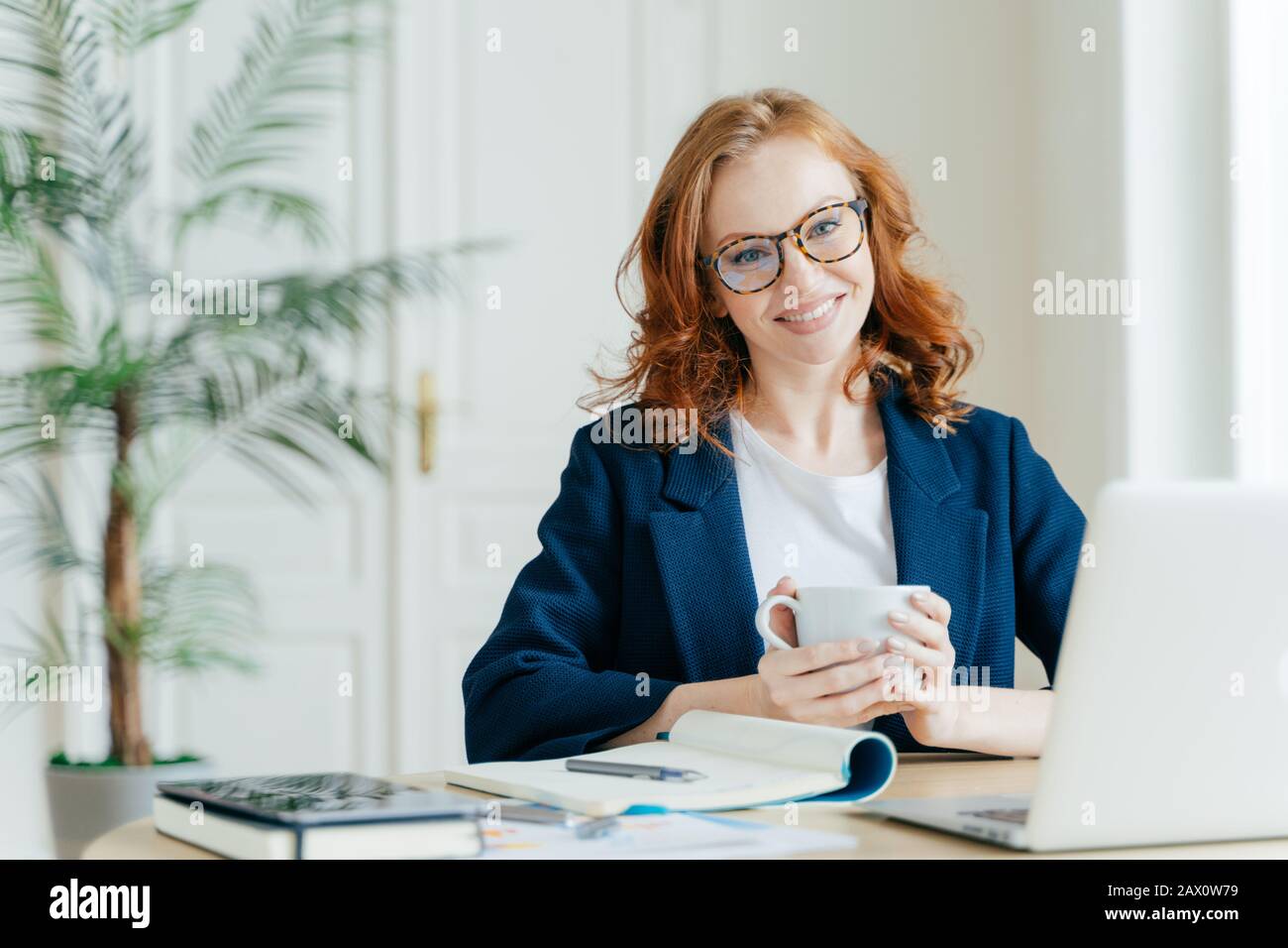 Female editor hi-res stock photography and images - Alamy