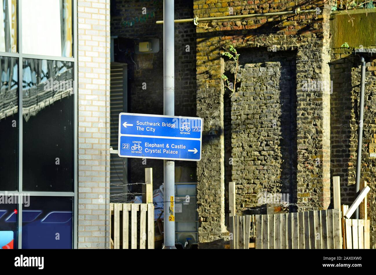 London direction sign hi-res stock photography and images - Alamy