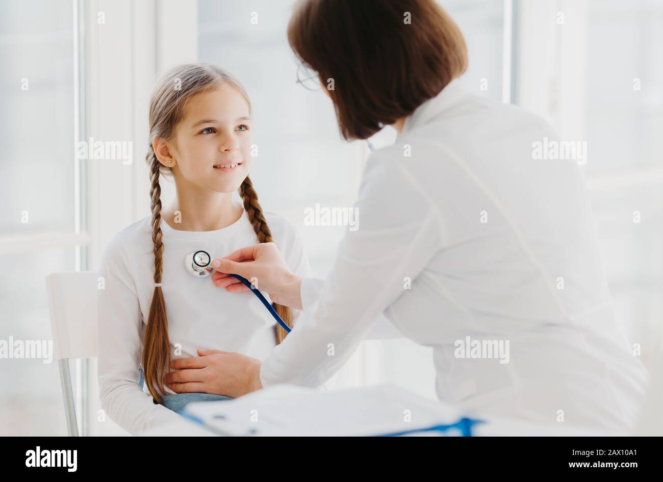 Doctor talking small patient hi-res stock photography and images - Alamy
