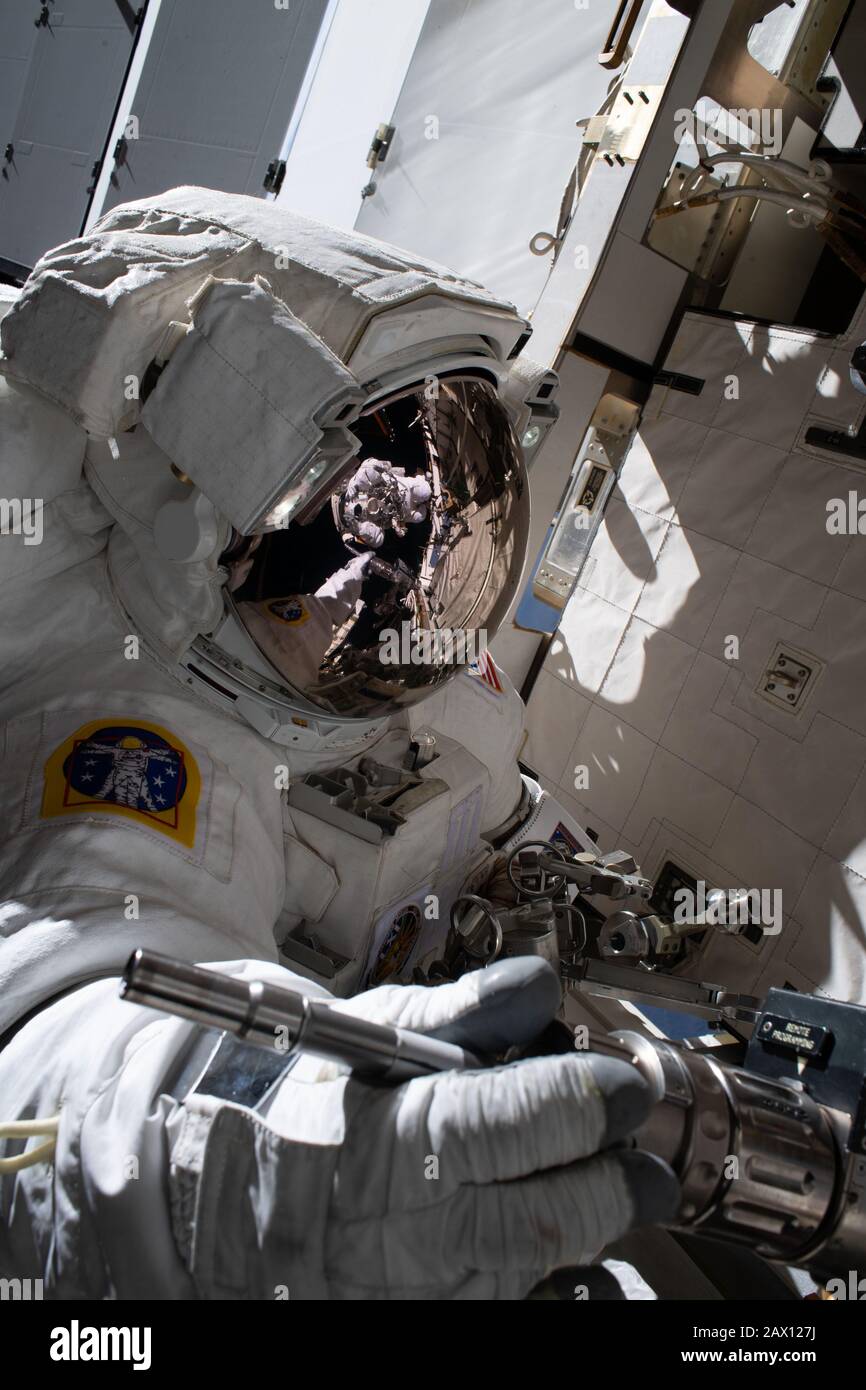 Astronaut helmet reflection hi-res stock photography and images - Alamy
