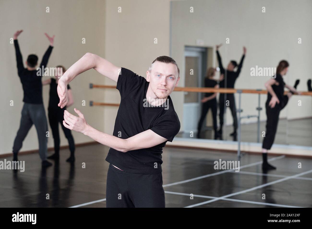 Wearing black outfit hi-res stock photography and images - Alamy