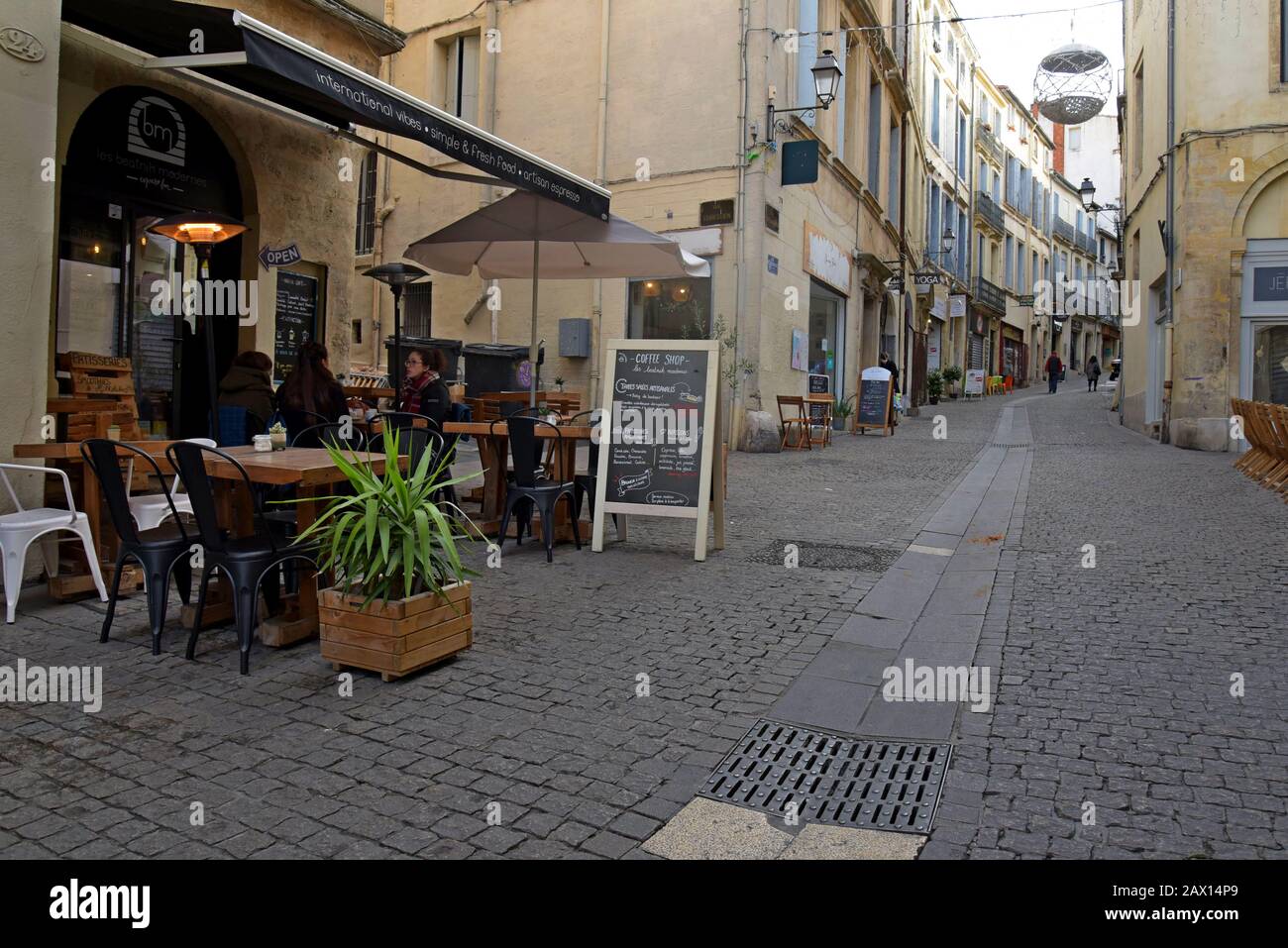 People sitting outside cafes in Rue de l'Université, old quarter ...