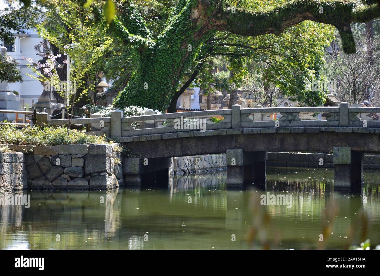 Small stone bridge hi-res stock photography and images - Alamy