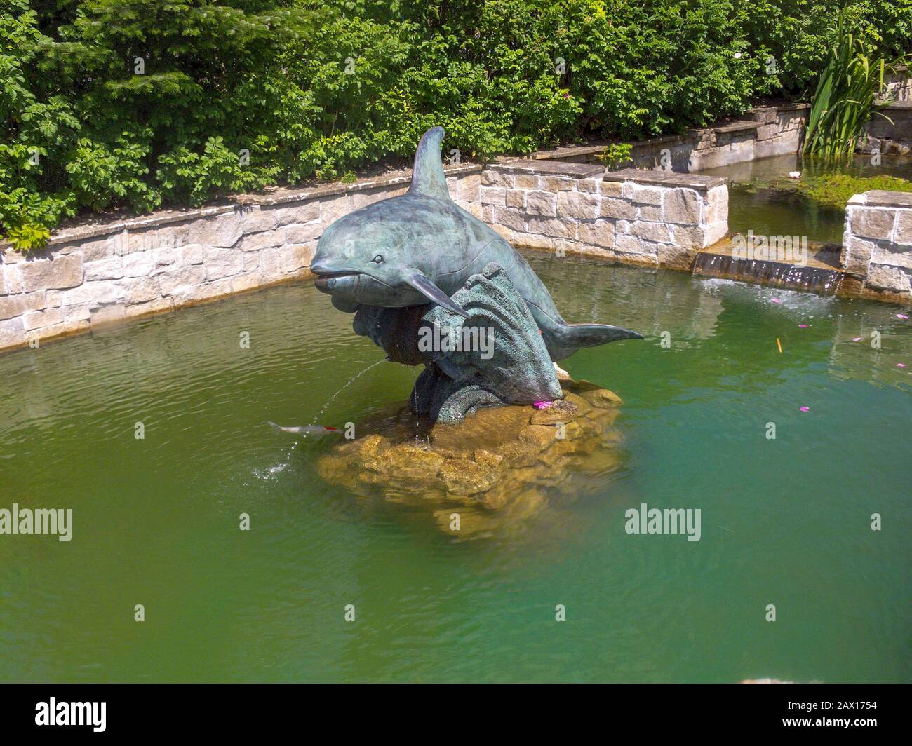 Dolphin pond fountain hi-res stock photography and images - Alamy