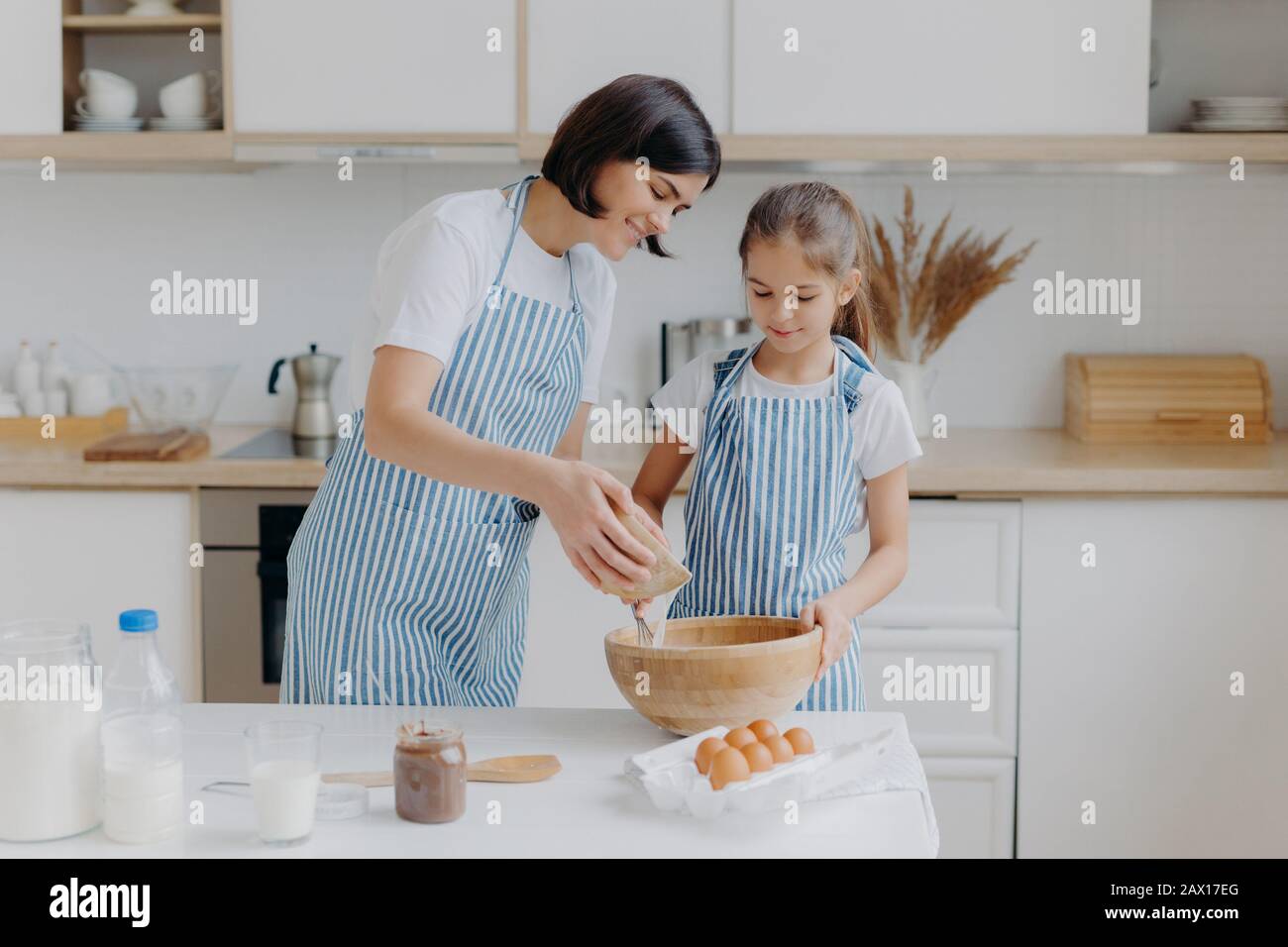 Kitchen routine hi-res stock photography and images - Alamy