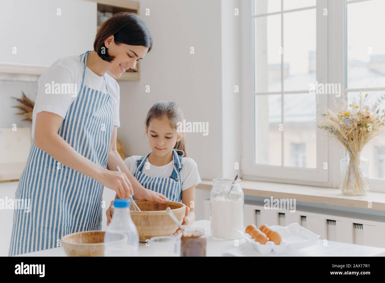 Cook kid mum standing hi-res stock photography and images - Alamy