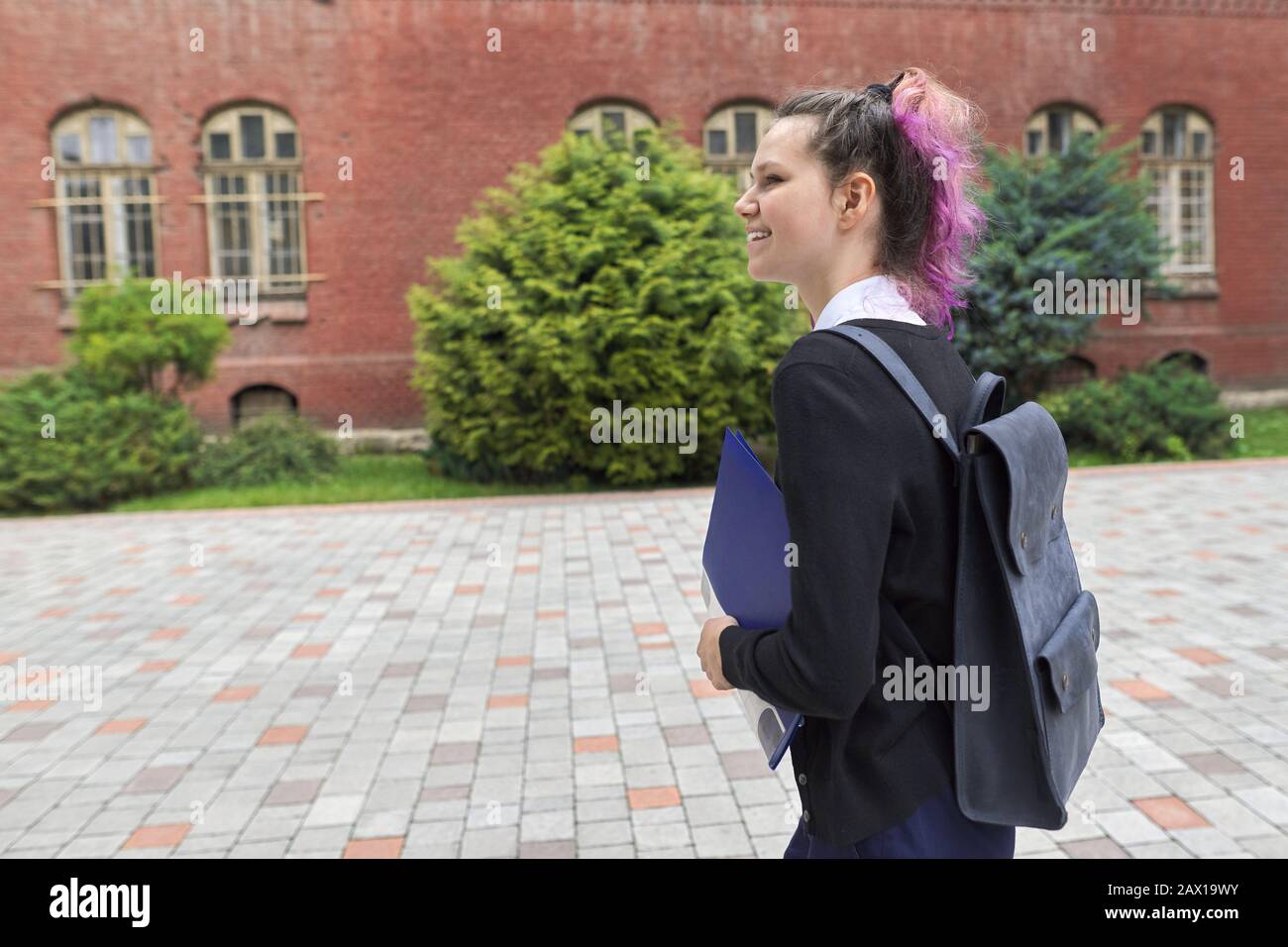 Pretty college girl going college hi-res stock photography and images ...