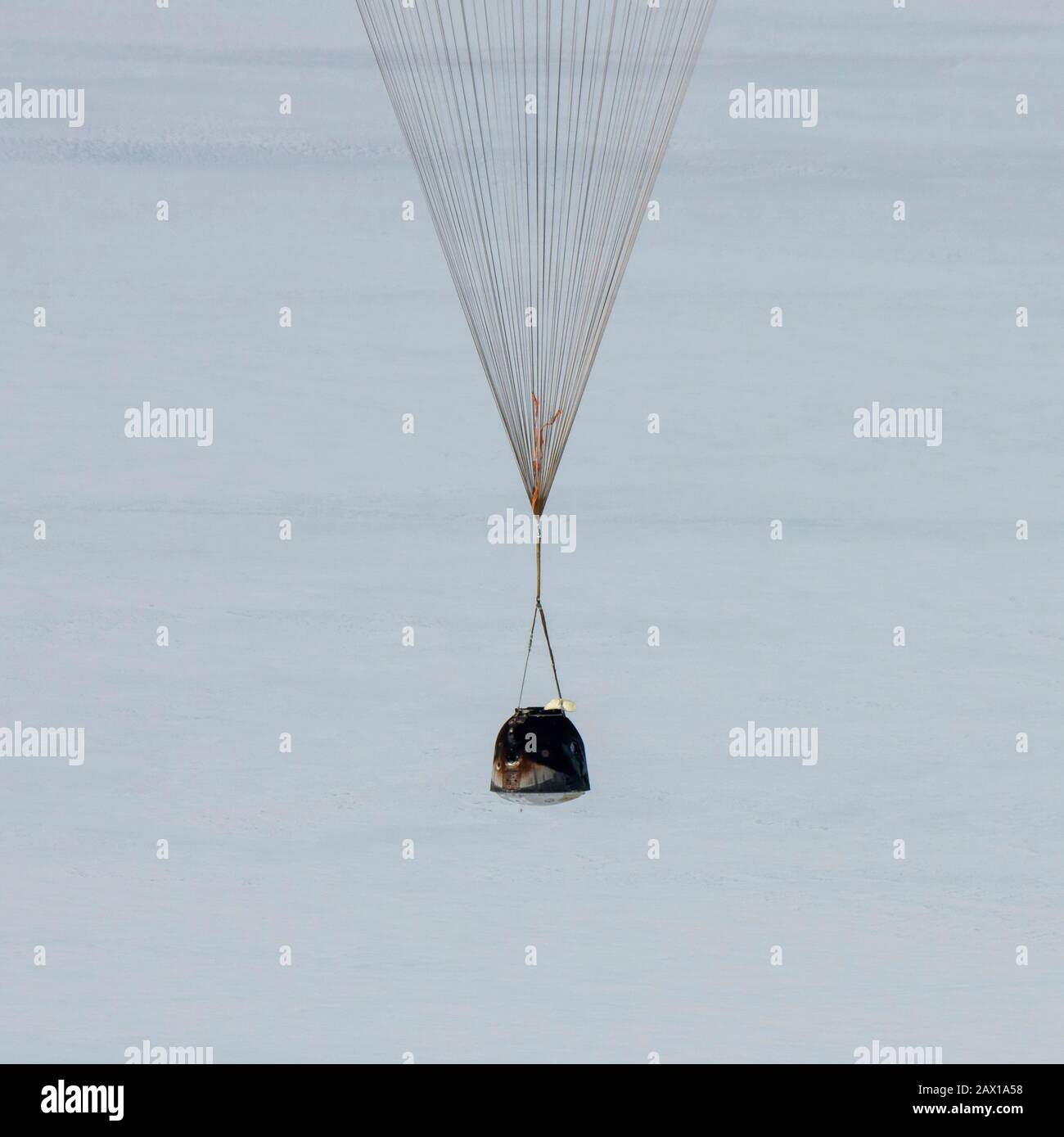 Parachutes land spacecraft hi-res stock photography and images - Alamy