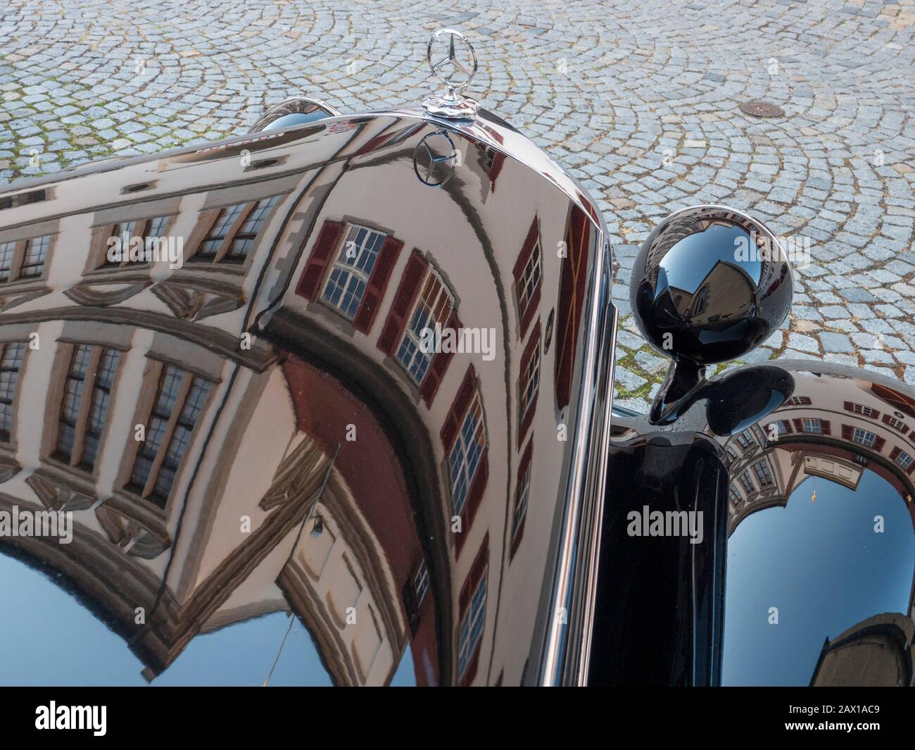 Oettingen, Altstadt, Residenzschloss spiegelt sich in Oldtimer ...