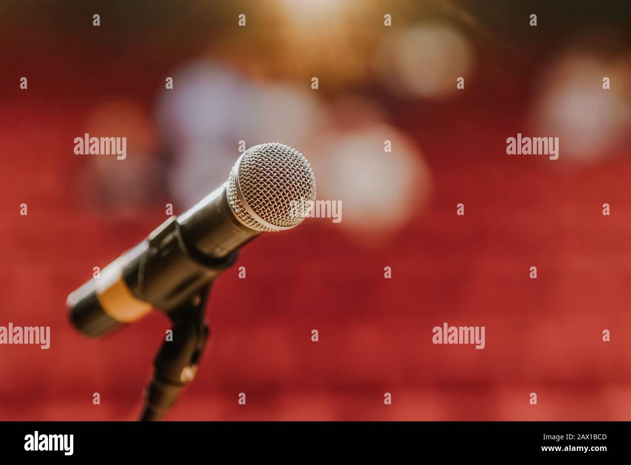 Studio mic hi-res stock photography and images - Alamy