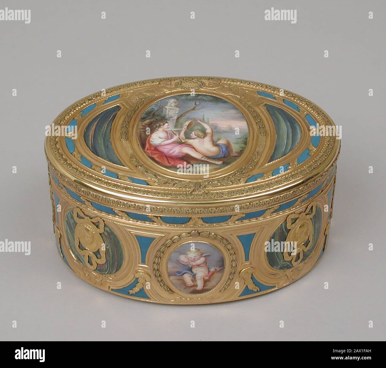 An enamelled snuffbox hi-res stock photography and images - Alamy