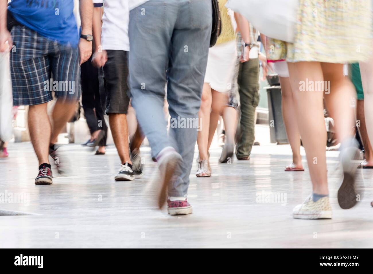 Crowd on their feet hi-res stock photography and images - Alamy