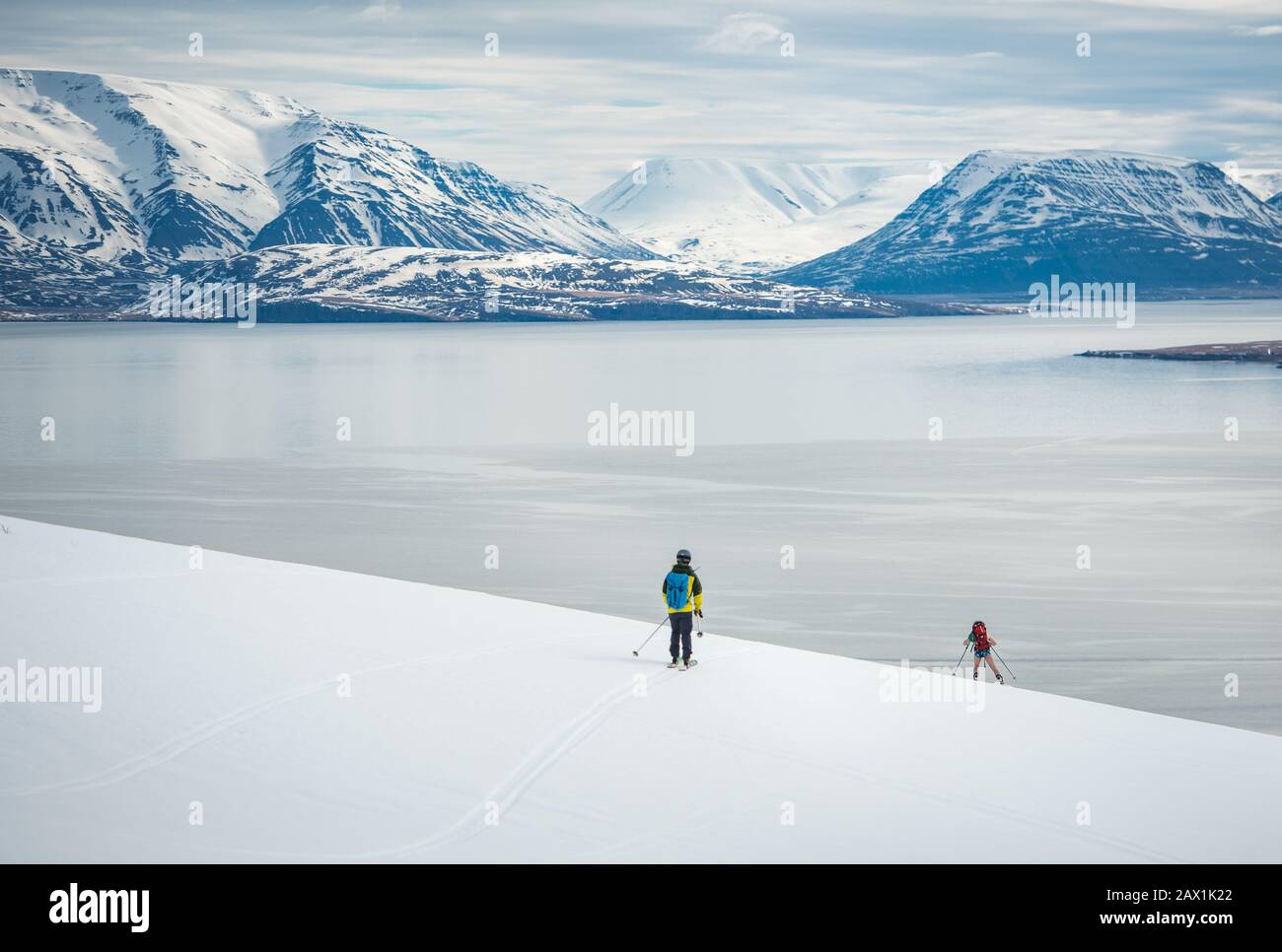 Two people skiing in the snowy mountains hi-res stock photography and ...