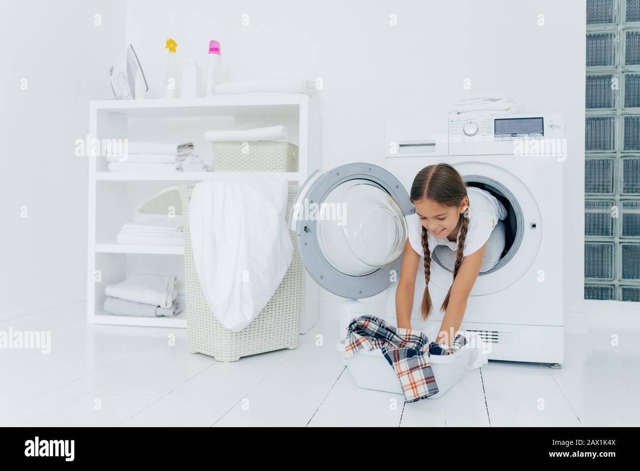 Inside washing machine hi-res stock photography and images - Alamy