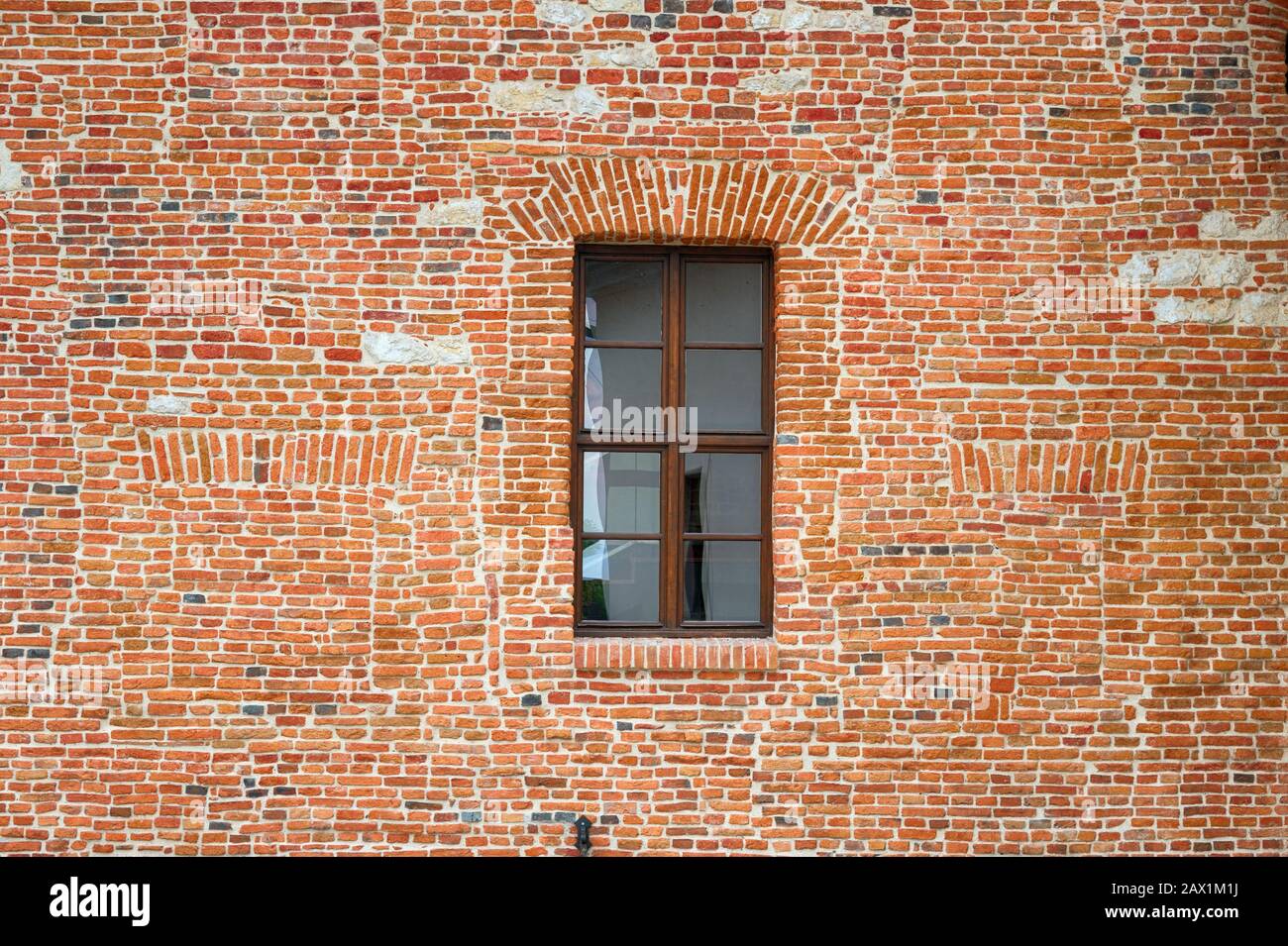 Wooden window in the middle of red brick wall Stock Photo - Alamy