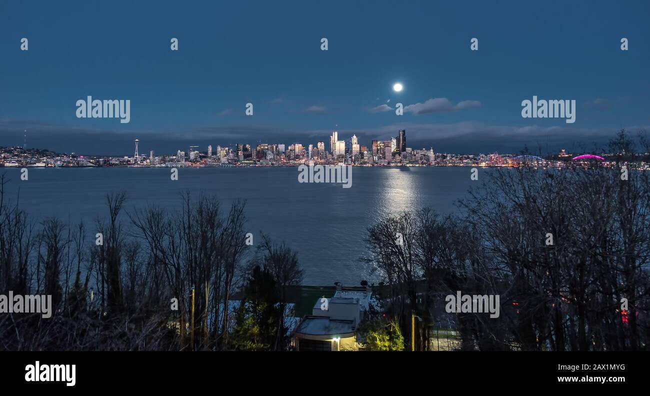 A full moon shines above the Seattle skyline Stock Photo - Alamy
