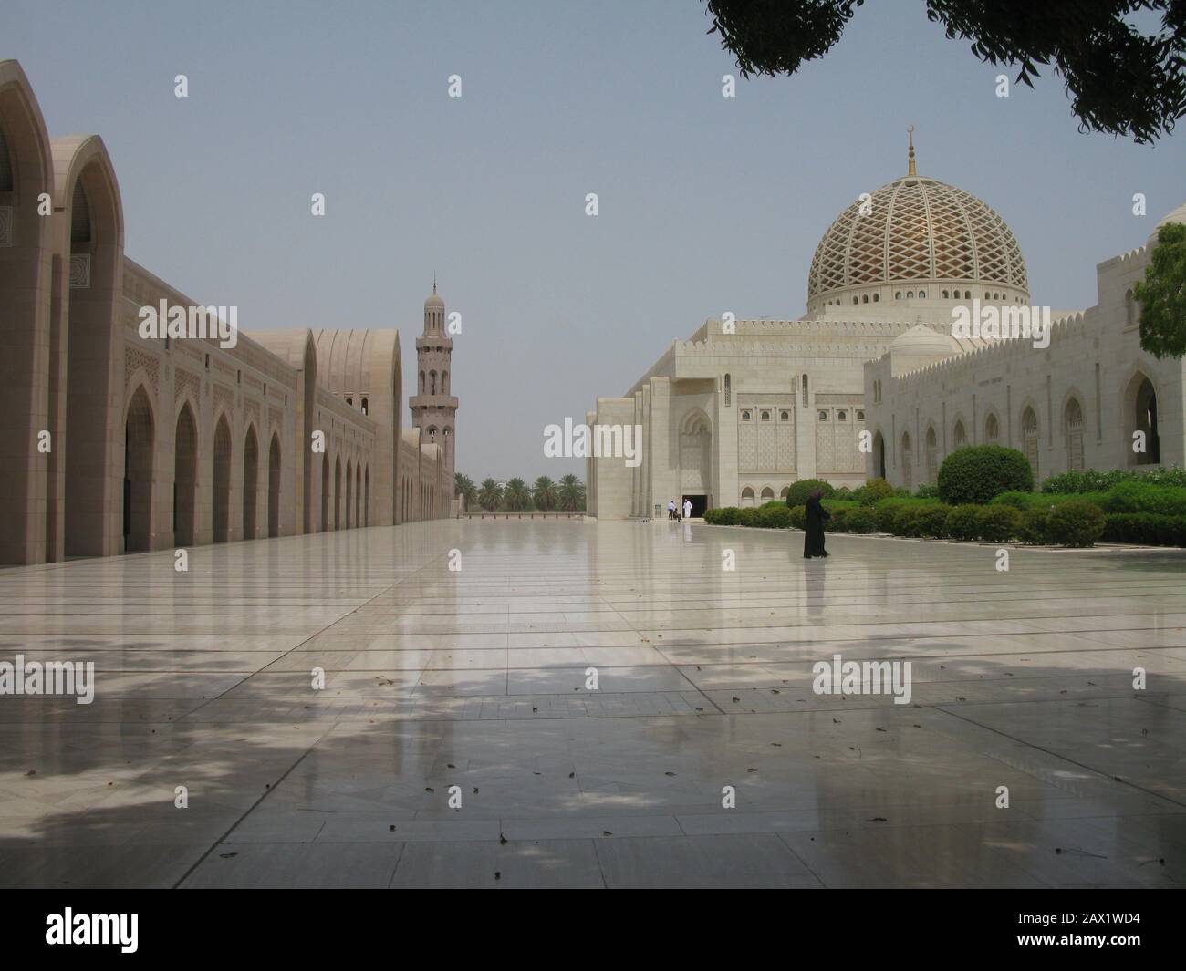 Courtyard, Sultan Qaboos Grand Mosque, Muscat Stock Photo - Alamy