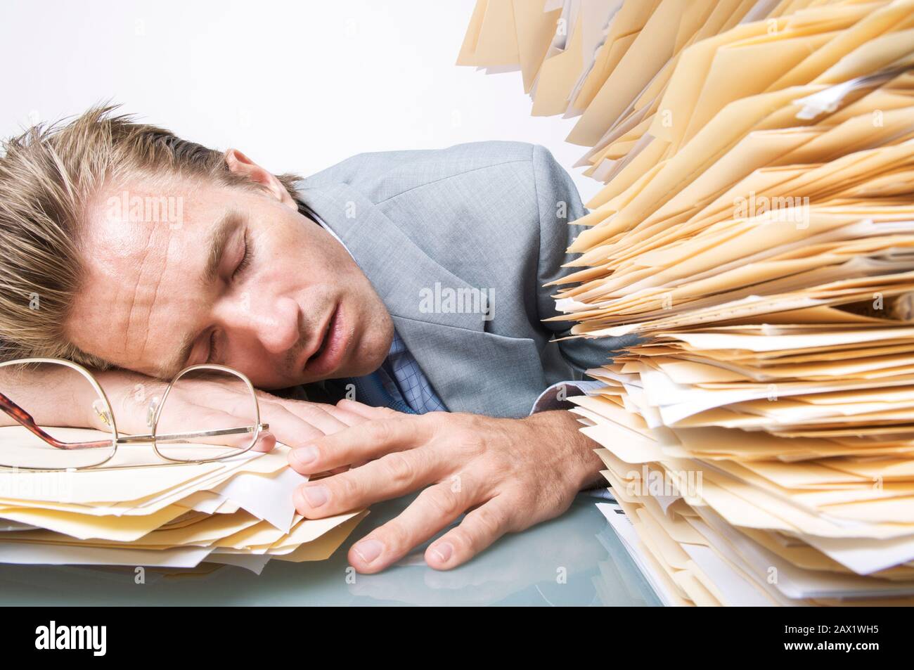 Person slumped at their desk hi-res stock photography and images - Alamy